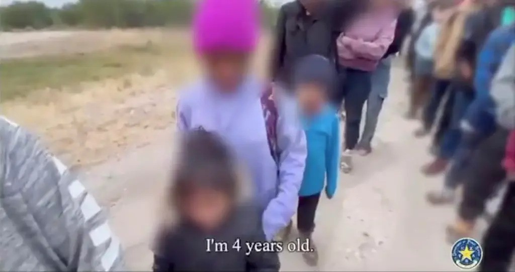 A 2-Year-Old Girl Journeys To The U.S. Alone To Find Parents - Moon 10