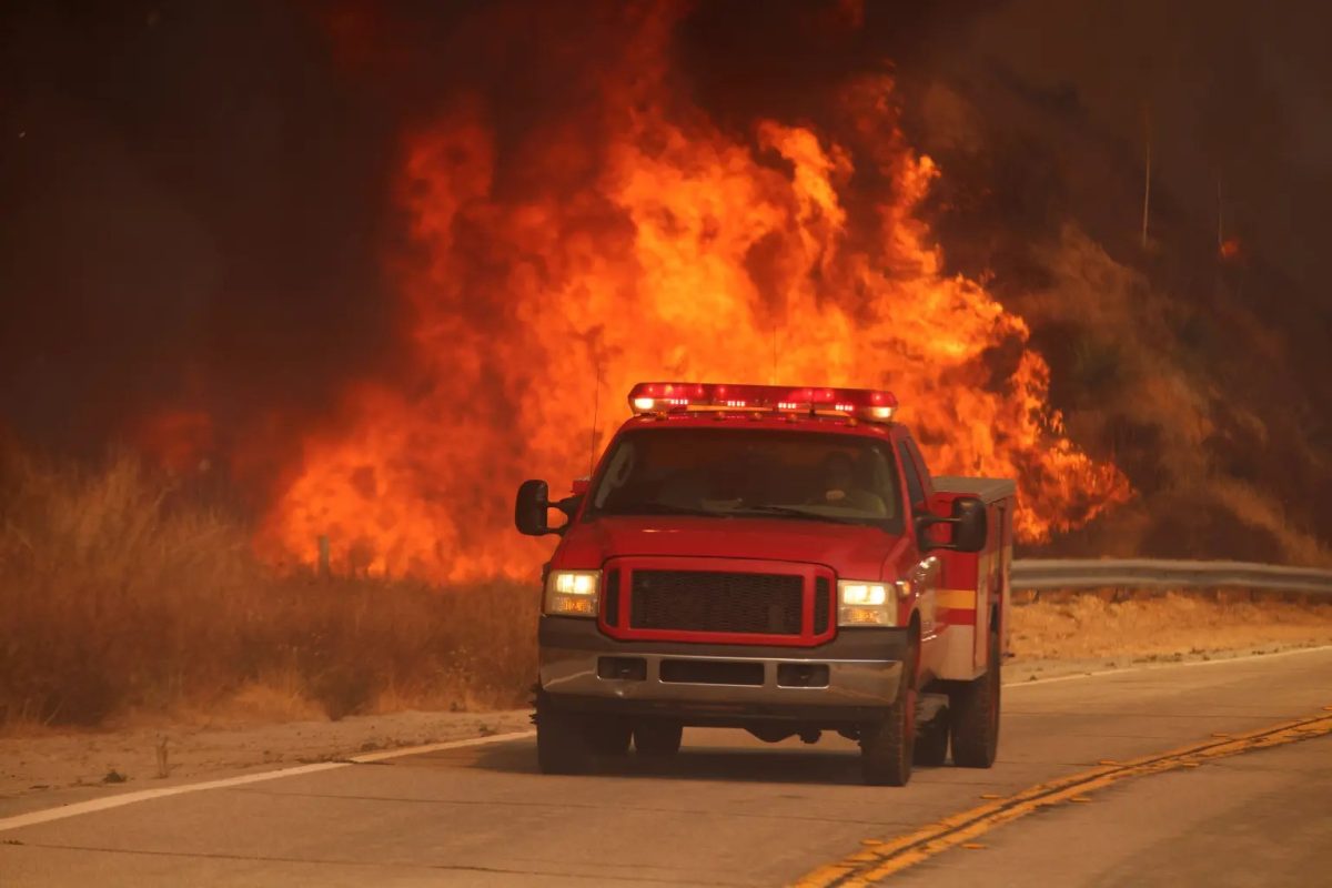 New Terrifying Wildfire In California "Could Go Nuclear" - Moon 10