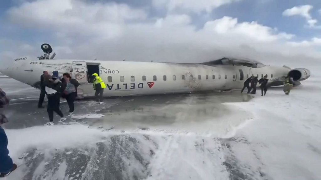 Delta Plane Crashes, Flips Upside Down And Catches Fire - Moon 10